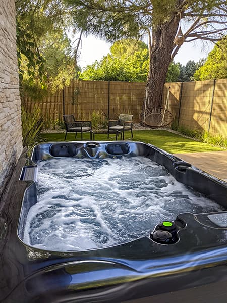 Logement entier à Nîmes avec jardin privatif et jacuzzi en pleine nature
